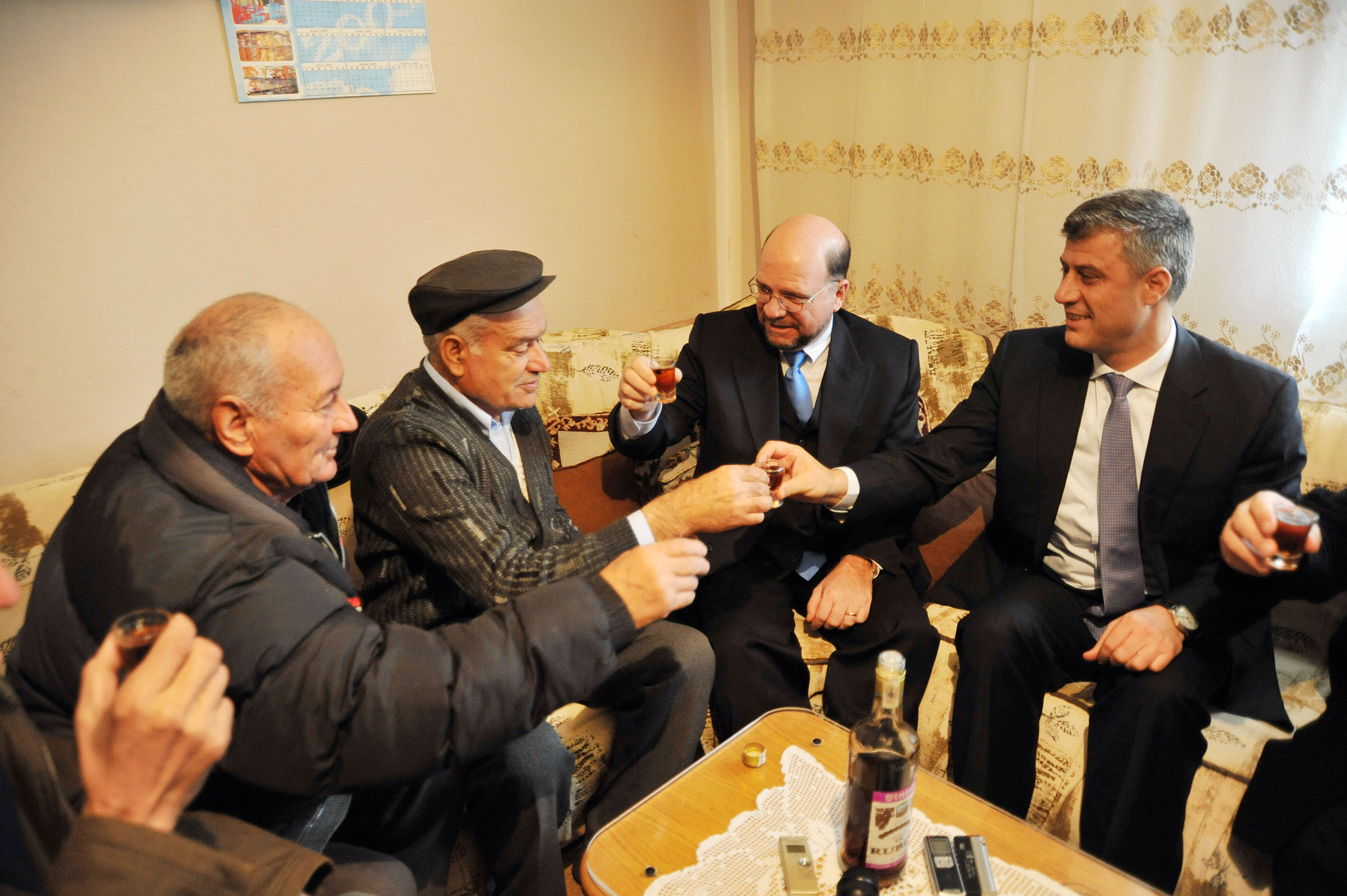 The Prime Minister and US Ambassador Dell visit the family of Dusan ...